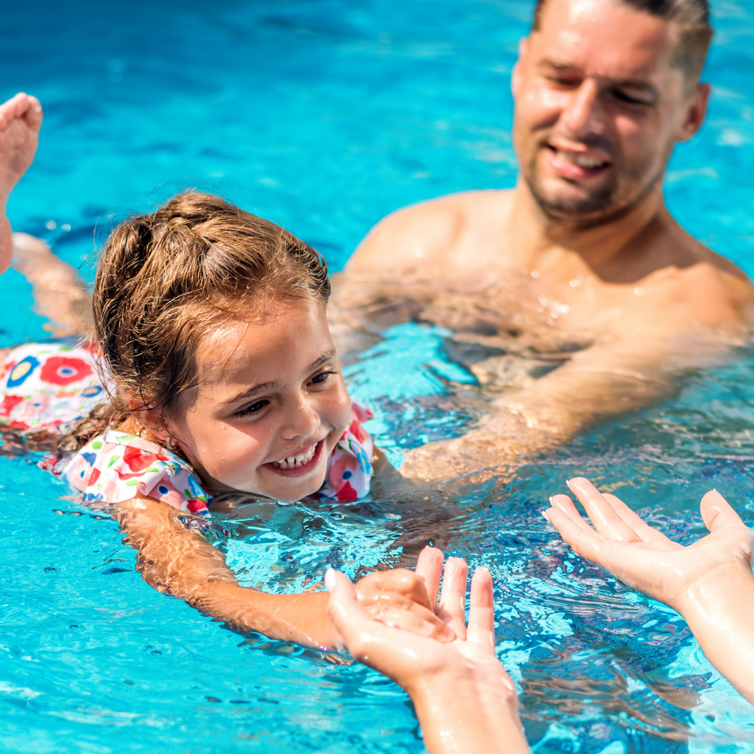 Parent-child swimming course in Basel – Learn to swim playfully | Aqua ...